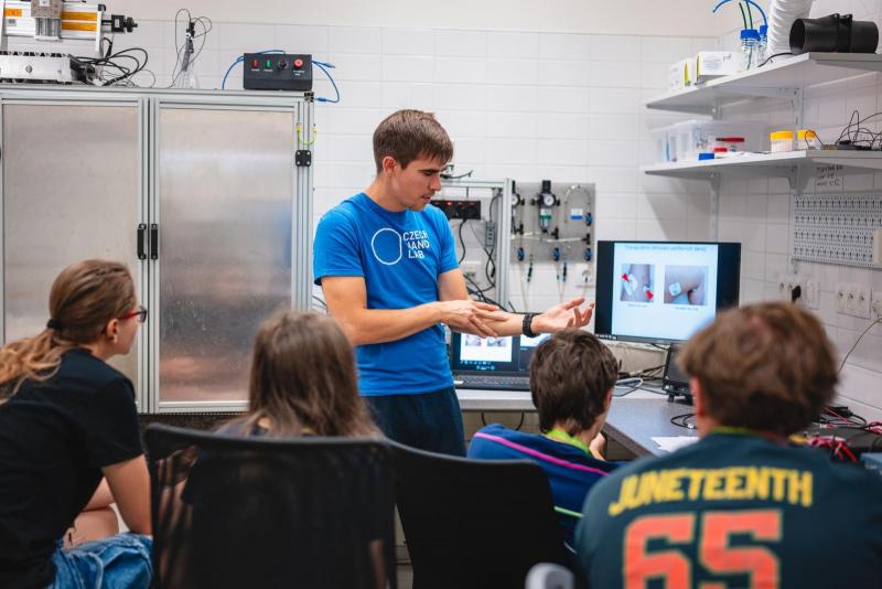 Eric Głowacki: Pacient by si mohl telefon přiložit na implantát a ...